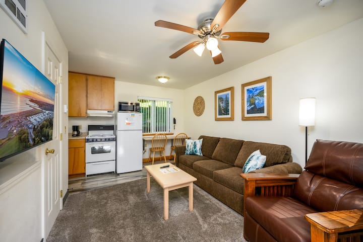 Cozy Downstairs Queen Suite - Walk To Beach - Brookings, OR