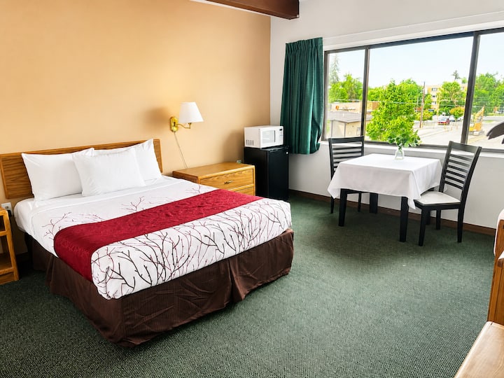 Deluxe Queen Studio | Self Check-in - Great Falls, MT