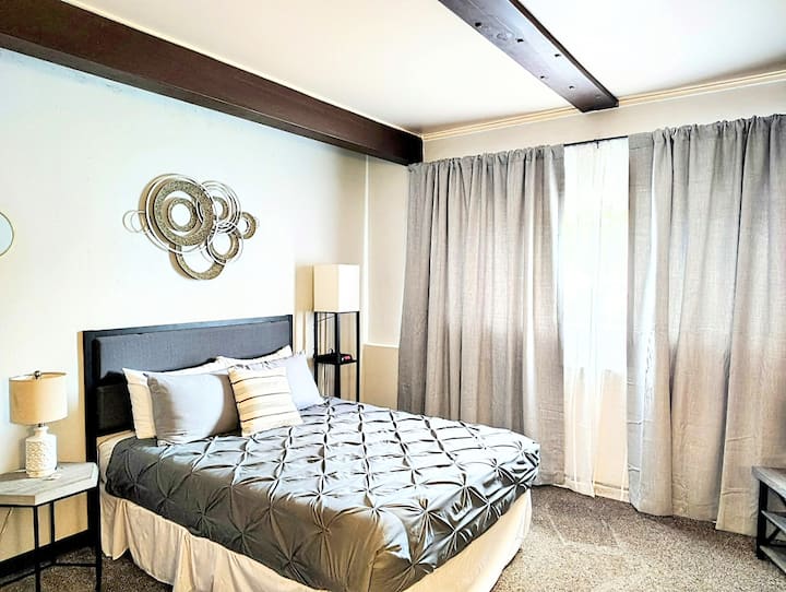 Deluxe Queen Studio: Golden Hour Views - Great Falls, MT