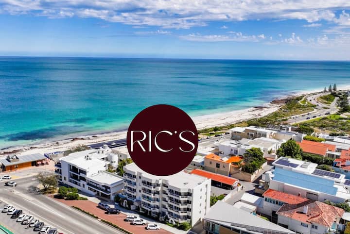 Ric's Deux: Ocean-front, 3 Bedroom, Beach Villa - Cottesloe