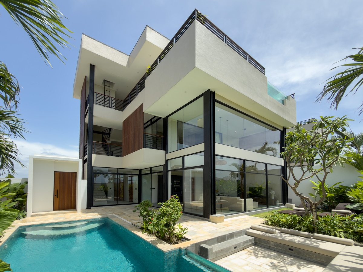 Luxuriöse Villa mit 4 Schlafzimmern und privatem Pool Elegantes Design ...