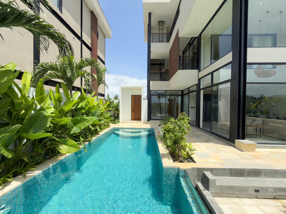 Luxuriöse Villa mit 4 Schlafzimmern und privatem Pool Elegantes Design ...