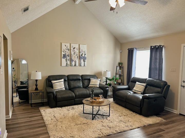 Farmhouse Retreat - Memphis, TN