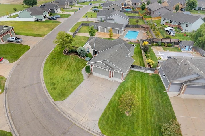 2br Home W/ Garage & Pool. Trailer/rv Friendly - Derby, KS