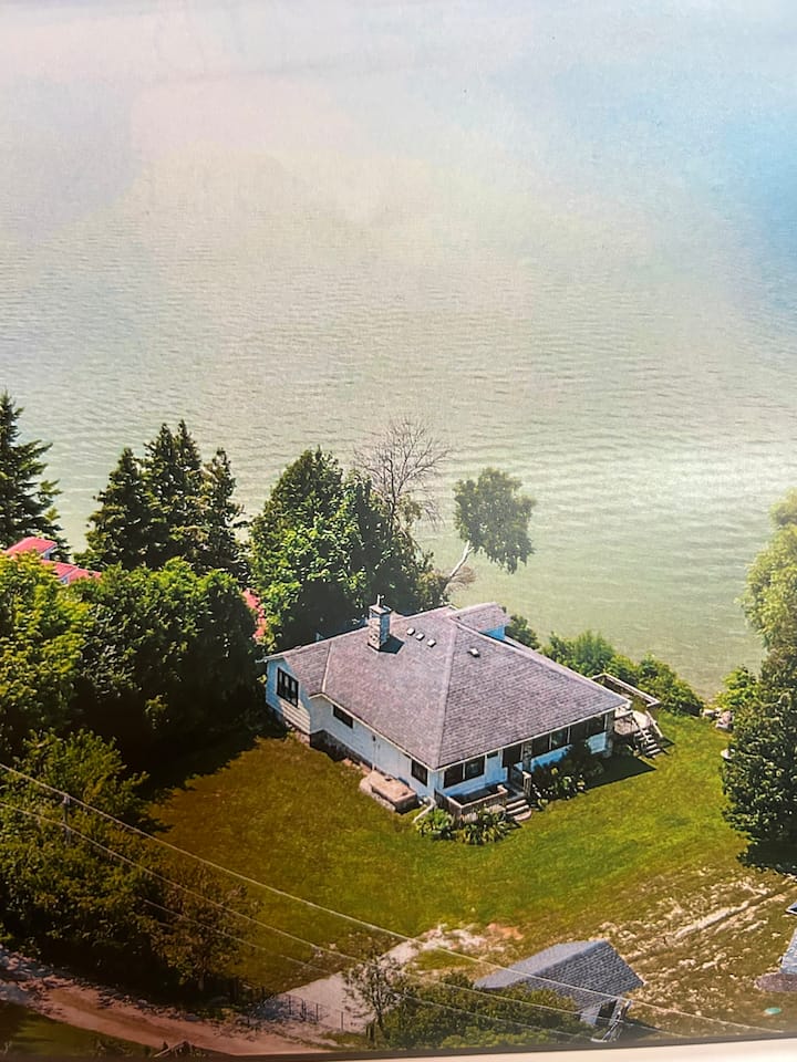 Cottage With Amazing Sunset Just 15 Ft From Water - Port Perry