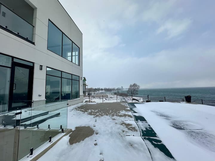 Lower Level Walkout On The Lake – Grimsby - グリムスビー