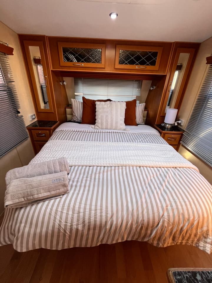 Luxury Rv Oasis Steps From Laverton Station - Point Cook