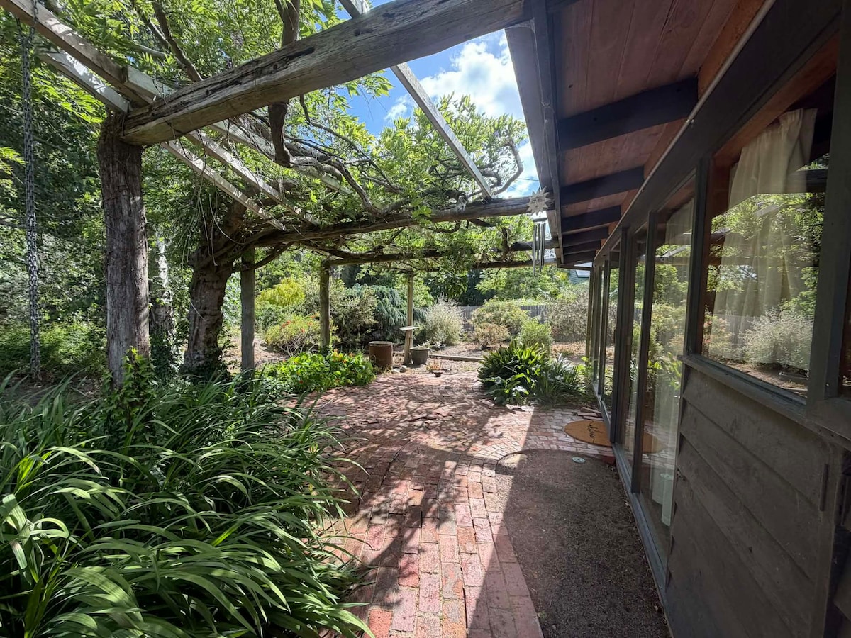 Clay Cottage en 4 Bruce Street - Casas en renta en Mallacoota, Victoria ...