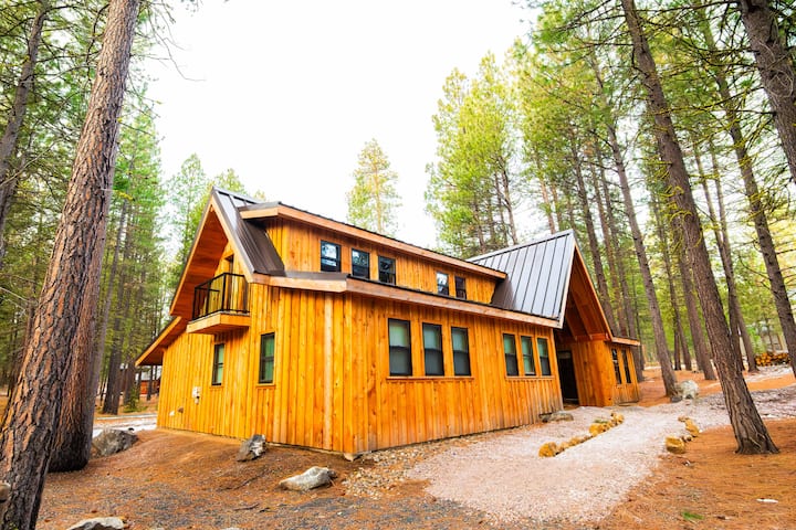Twisted Pines Retreat | Sleeps 13 | Chef's Kitchen - Sisters, OR