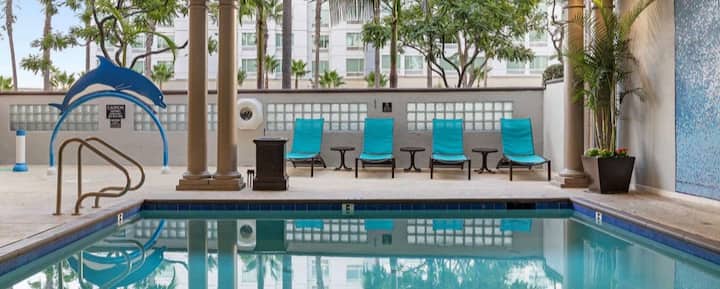 Majestic 2-bedroom At Peacock Suites - Anaheim, CA