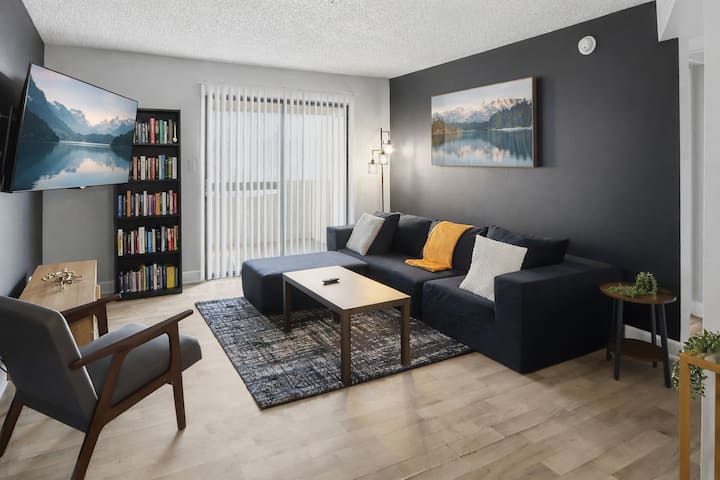 New Clean Tempe Az Getaway | Pool | Gym | Parking - Tempe, AZ