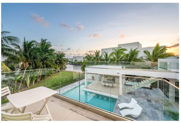 Modern Canal-front Luxury Near Seven Mile Beach - Cayman Islands