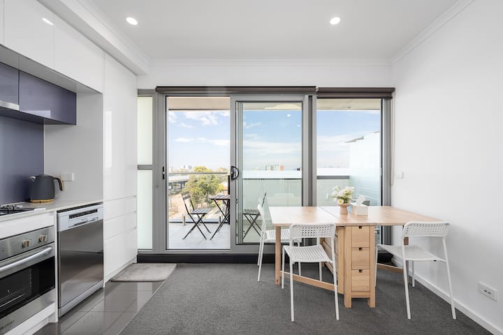 Bellview Bright | Balcony | City View | 50m Train - Ivanhoe
