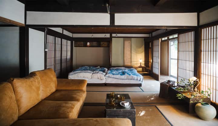 最大6名まで。家族で気兼ねなく泊まれる一棟貸し｜里山に佇む武家屋敷｜庭付き一棟貸しの宿・門後藤 - 다케타시