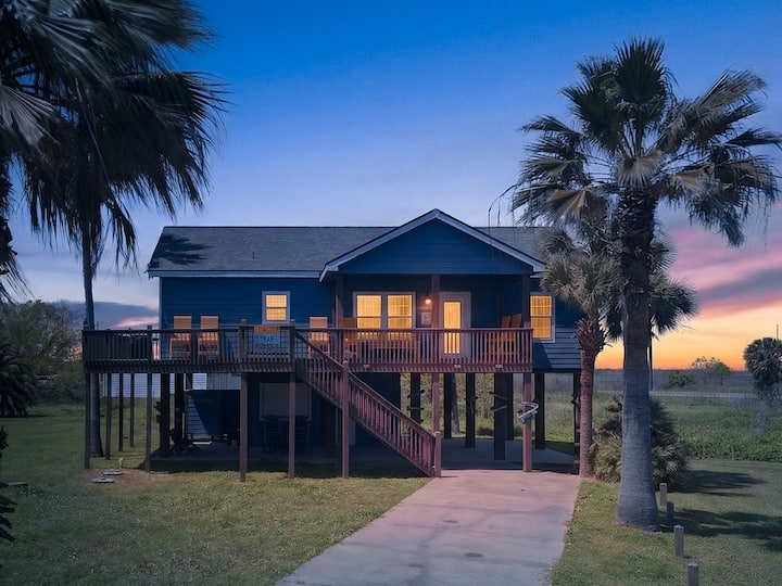 Caribbean Palms: Near Beach~king Bed~fireplace~bbq - Crystal Beach, TX