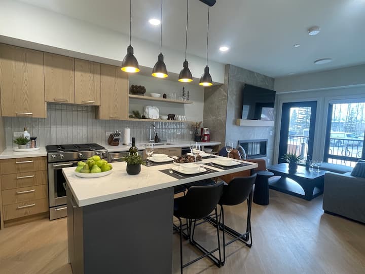 Bell's Butte | Pool, Hot Tub & Fitness | Parking - Canada