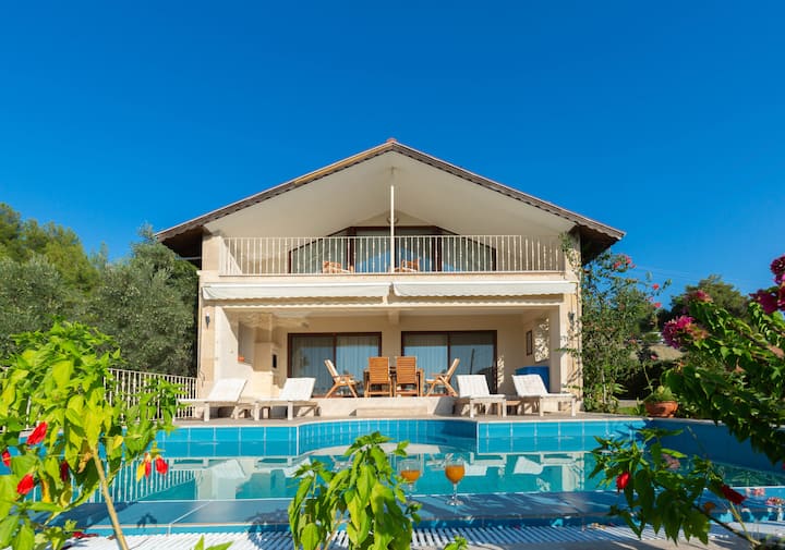 Sakin Konumda Deniz Manzaralı Villa - Sarıgerme