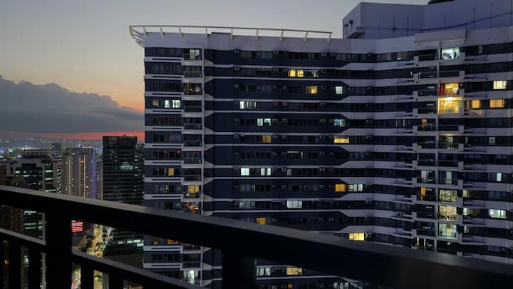 Air Residences 1 Bedroom, Queen Bed, 200 Mbps Wifi - Makati
