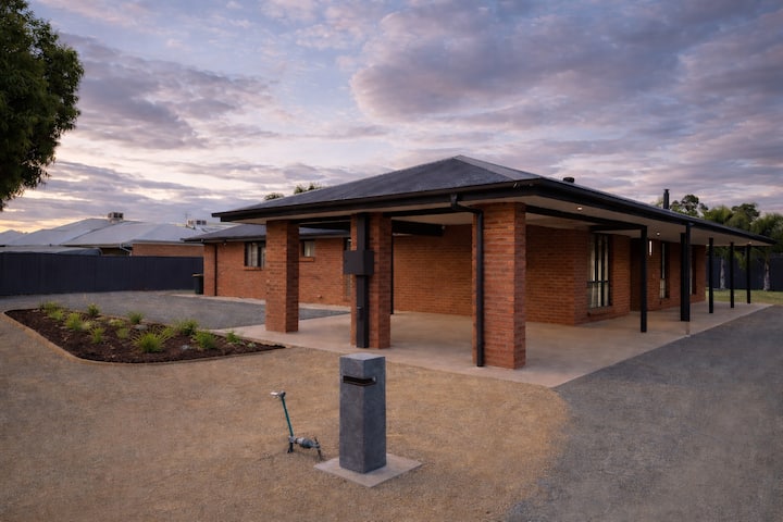 Spacious Modern Home In Yarrawonga - Yarrawonga