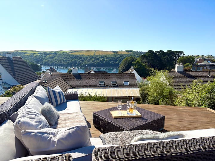 Fowey Boat Watch Hendra, (Old Home In Cornish) - Fowey