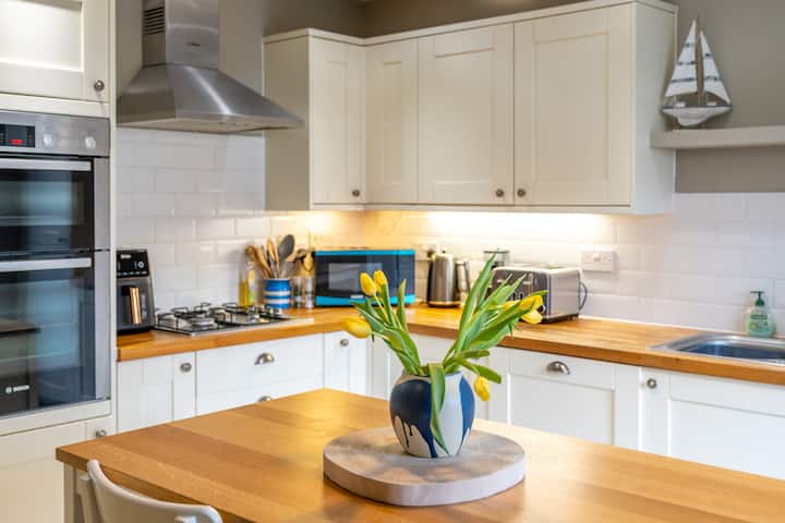 Stylish 2-bed House | Parking | Near City Centre - Chichester
