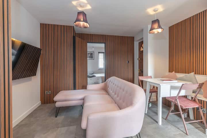 A Stylish One-bedroom Apartment With Parking. - Winchcombe