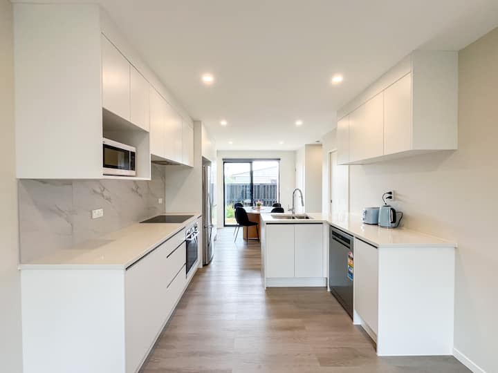 Sunshine Retreat | Brand-new 4br Close To Airport - Auckland