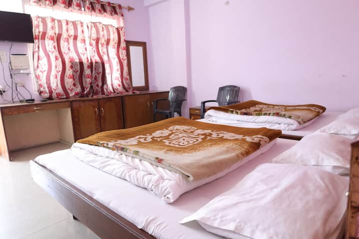 Quad Room : New Samrat Hotel And Restaurant - Pauri