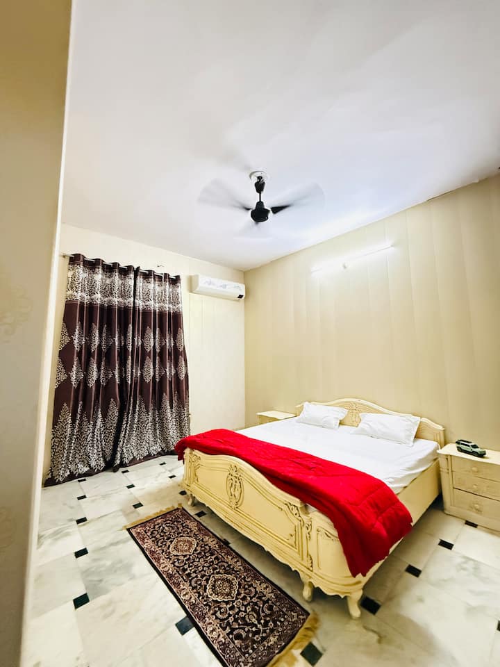 Madhuvan Ashram Near Anand Krishna Van - Vrindavan