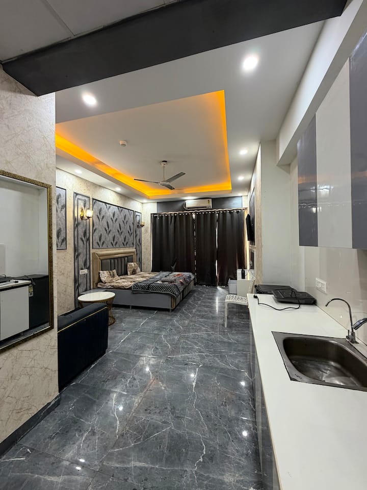 Omstay Offer 10 Hours A Day Gaur City Center - Ghaziabad