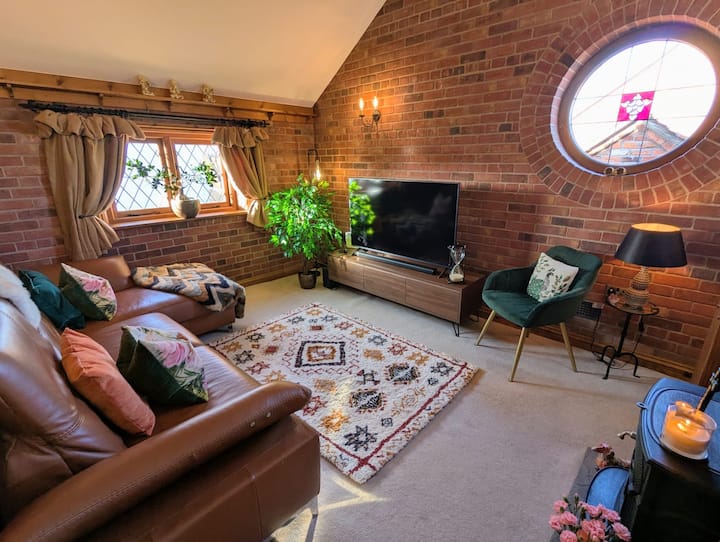 Charming 2 Bedroom Home With Parking - Crewe