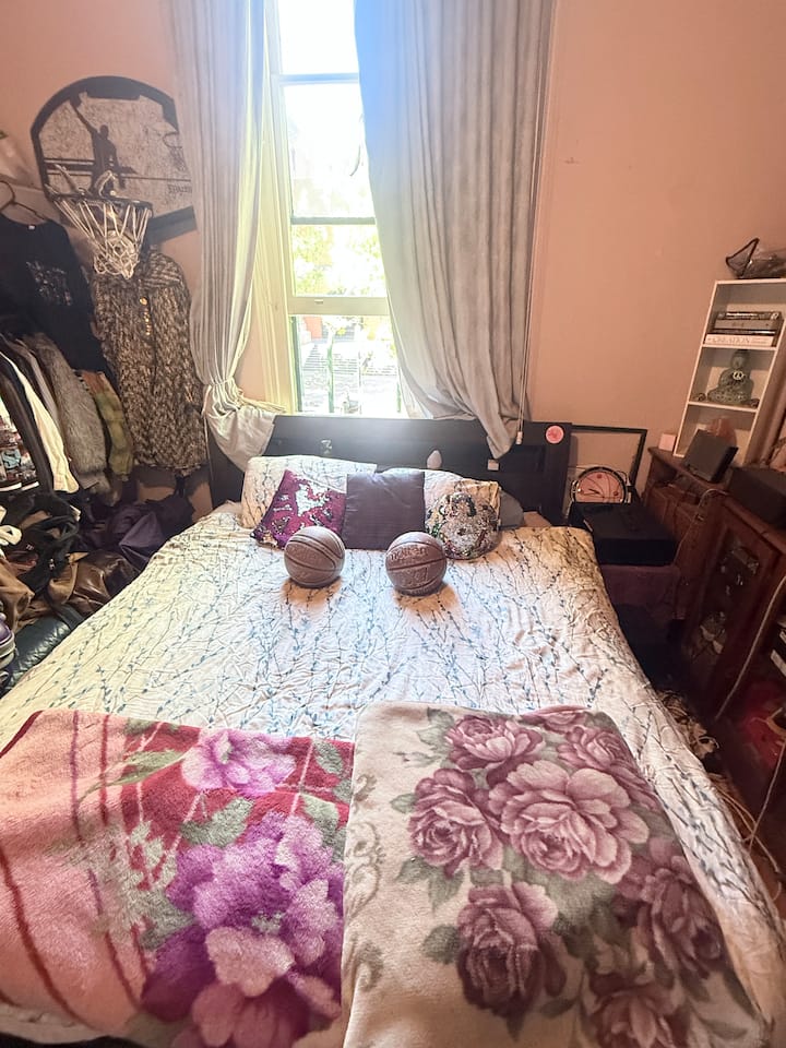 Basketball, Art Or Buddhism, Intimate Cbd Location - Bendigo