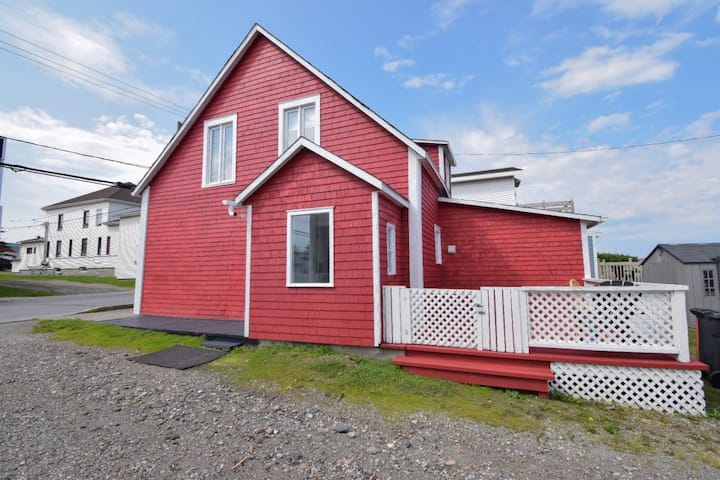 La Maison Rouge Sur Mer (Numéro Citq 323042) - Ste-anne-des-monts