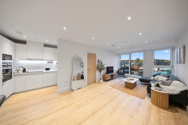 Comfy 2 Br+ Free Parking Gym, Game Rooms, & Cinema - Epsom