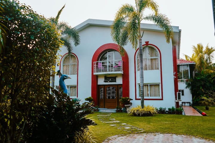 Stellar Stays Raichak Biggest Pool Villa & Games - Diamond Harbour