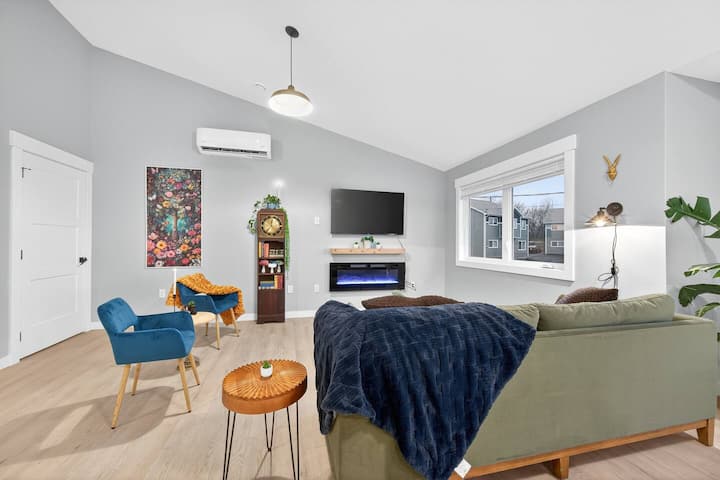 The Madhatter! 2bed 2bath Central! Ocean View - Cape Breton Island