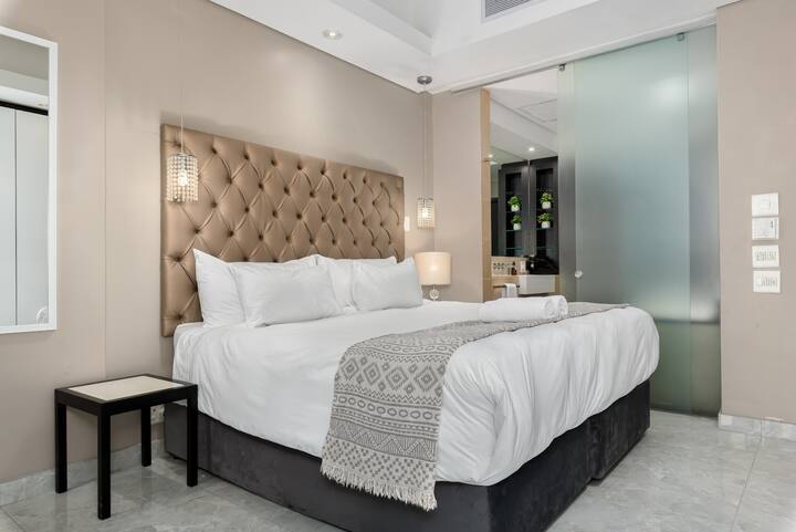 Modern Cbd Studio  Pool  Parking - Cape Town