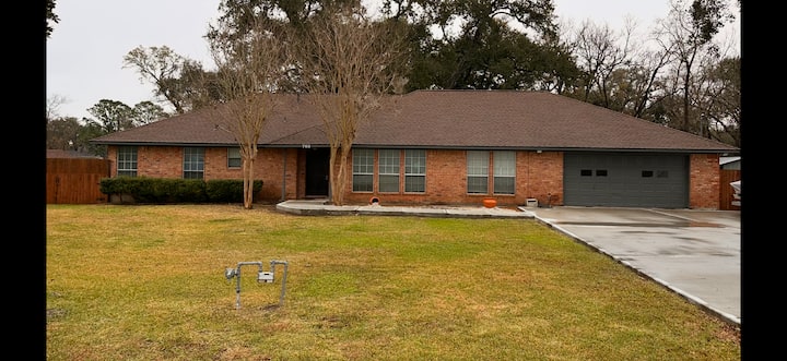 Quiet 3-bedroom Retreat On The Edge Of Town - Lake Jackson, TX