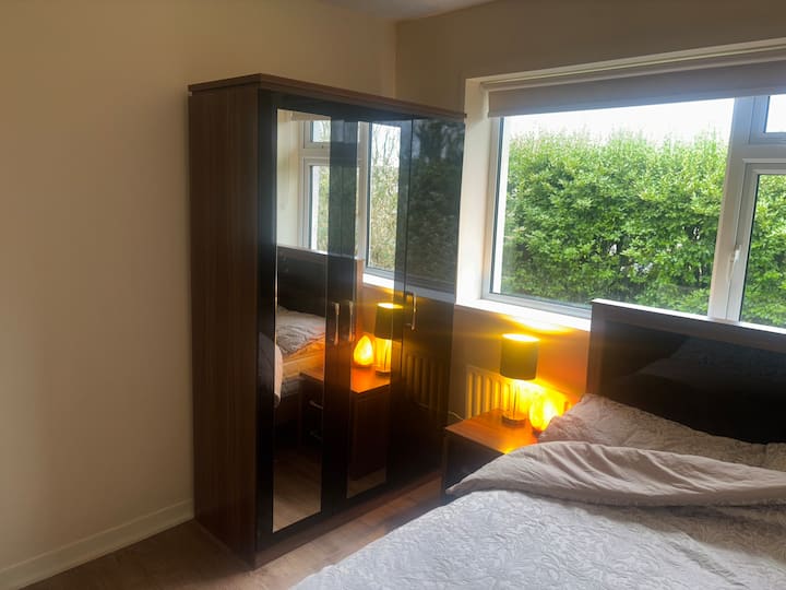 Double Bedroom In Quiet Suburban Bungalow - Galway