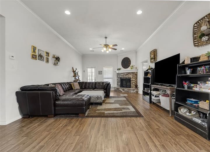 5 Bedroom House Near Texas A&m - College Station, TX
