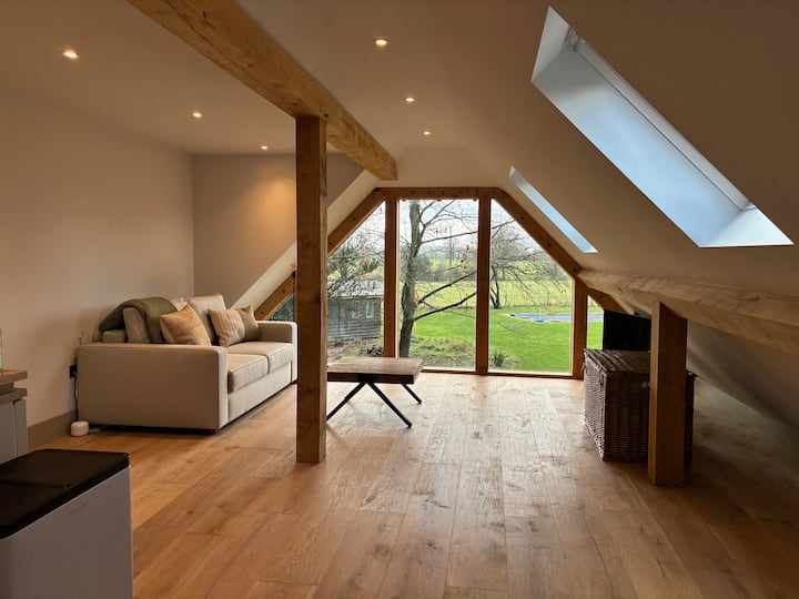 The Loft – 1 Bed Space With Private Parking - Reading