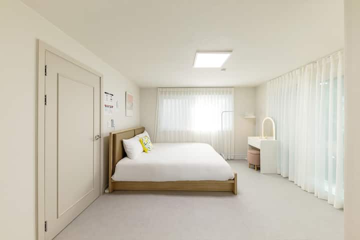 [서울역 7분]  27평
가족 단체도 넉넉하게!
침대4 소파베드1
분위기좋은테라스 공간 - Seoul