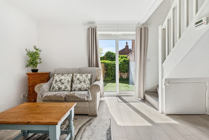 2 Bed Leamington Spa With Wifi | Free Parking - Royal Leamington Spa