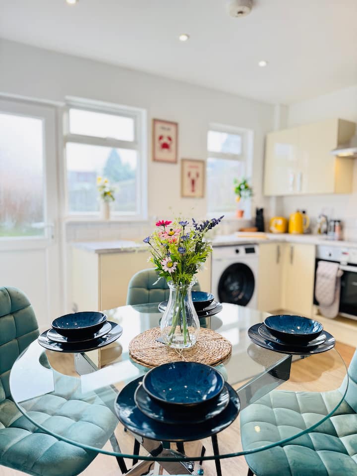 New Cosy 2br House | Private Parking | Long Stay - Warwick