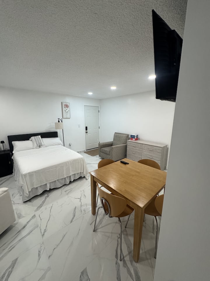 Cozy Anaheim Studio Near Disneyland - Anaheim, CA