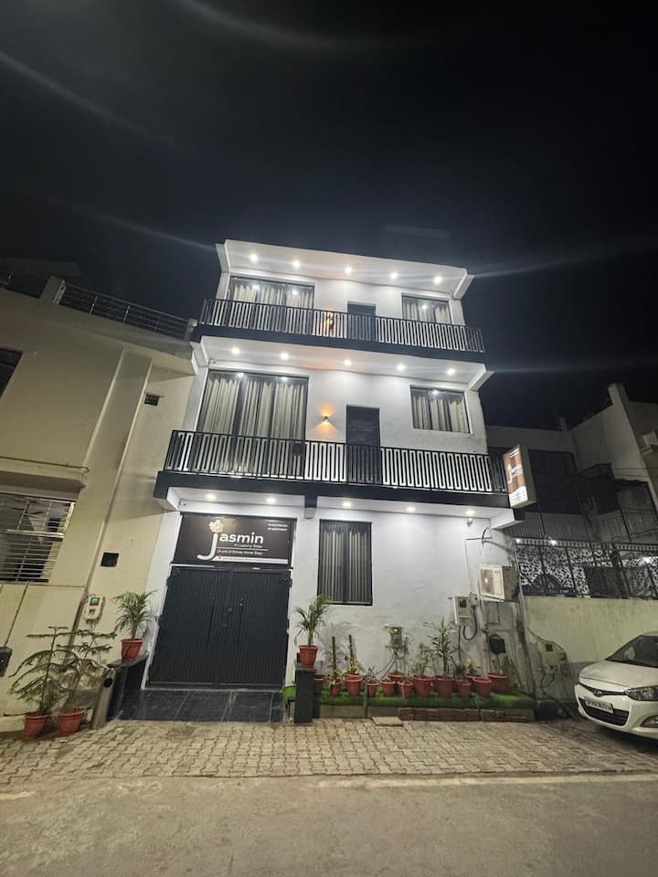 Jasmin A Luxe Stay By Royal Room - Agra