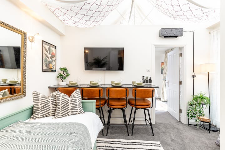 Holland Park I - 3-bedrooms + 2-bathrooms + Daybed - London, UK