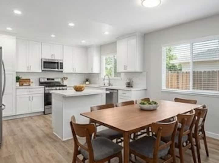 Stylish 3br Home. Large Patio. - Union City, CA