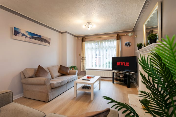 Spacious Home: Work & Family Stay | Parking + Wifi - Sheffield, UK