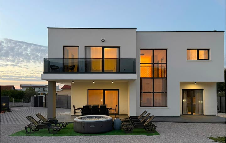 4 Bedroom Luxurious Home In Raslina - Sebenico
